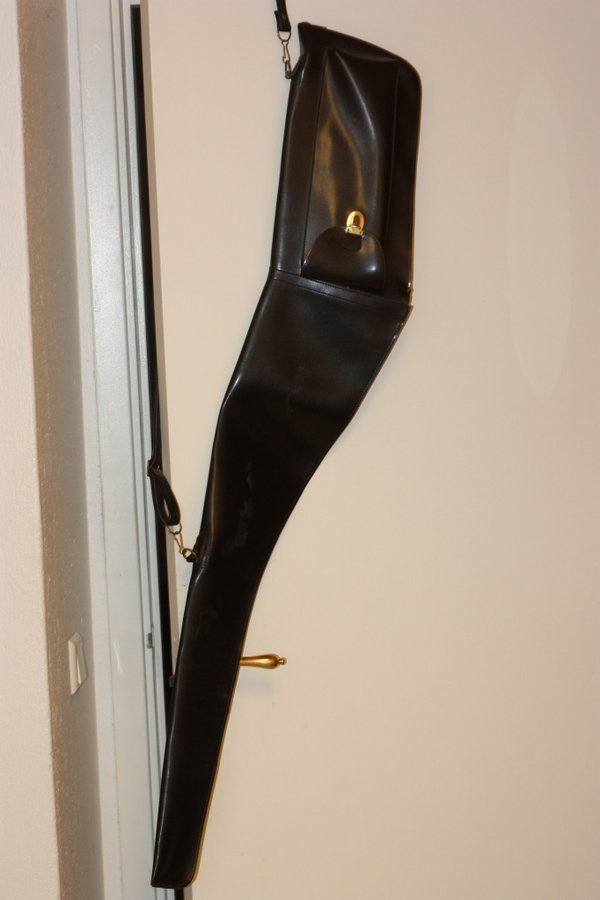 Vapen fodral i svart falsk skin med rem och ficka | Köp på Tradera ...