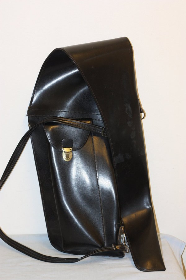 Vapen fodral i svart falsk skin med rem och ficka | Köp på Tradera ...