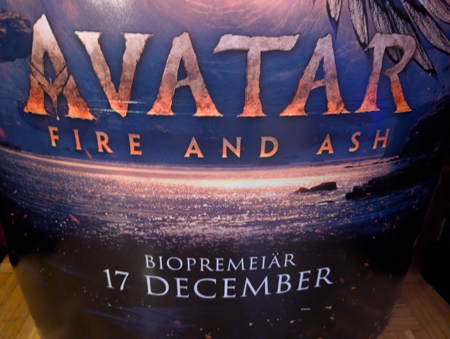 "Avatar: Fire and Ash" STOR STANDEE (2 METER) | Köp på Tradera (711812616)
