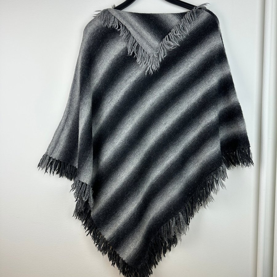 Grårandig ylleponcho | Köp från lenvitra på Tradera (710132232)