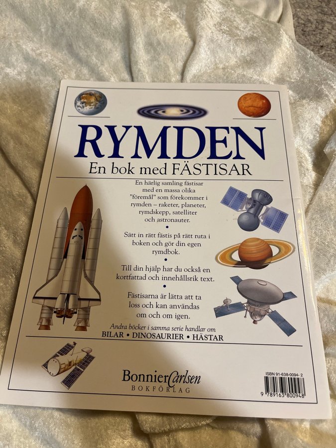 Rymden: En bok med fästisar | Köp på Tradera (694760161)