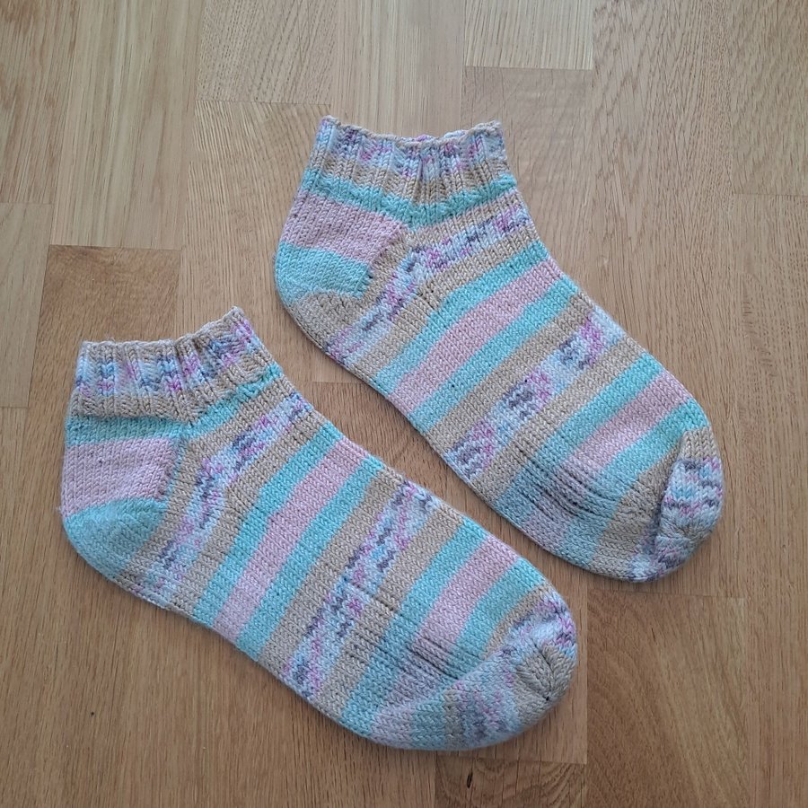 Flerfärgade handstickade sockor | Köp på Tradera (732929960)