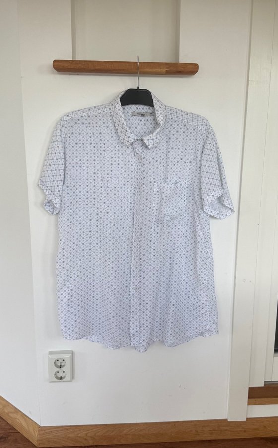 Snygg vit mönstrad skjorta STL 2XL köpt på Dres.. | Köp på Tradera ...