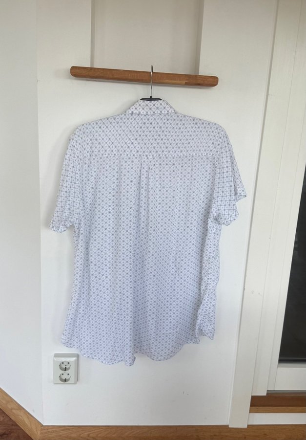 Snygg vit mönstrad skjorta STL 2XL köpt på Dres.. | Köp på Tradera ...