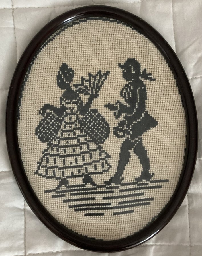 Se produkter som liknar Tre gamla Broderade tavlor gl.. på Tradera ...