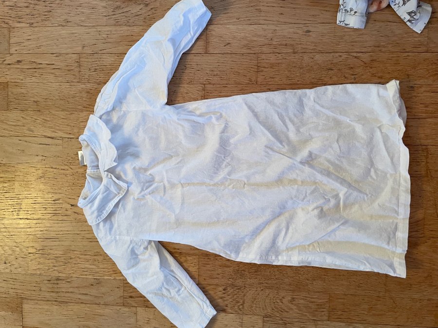 Se produkter som liknar Lucia klänning vit skjorta, s.. på Tradera ...