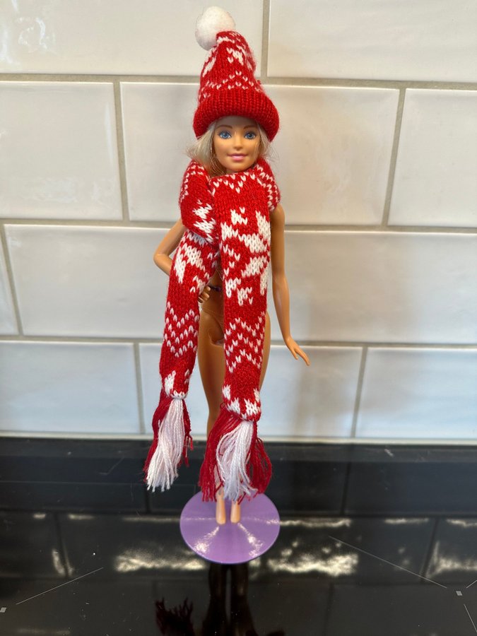 Stickad mössa och halsduk passande barbie och h.. | Köp på Tradera ...