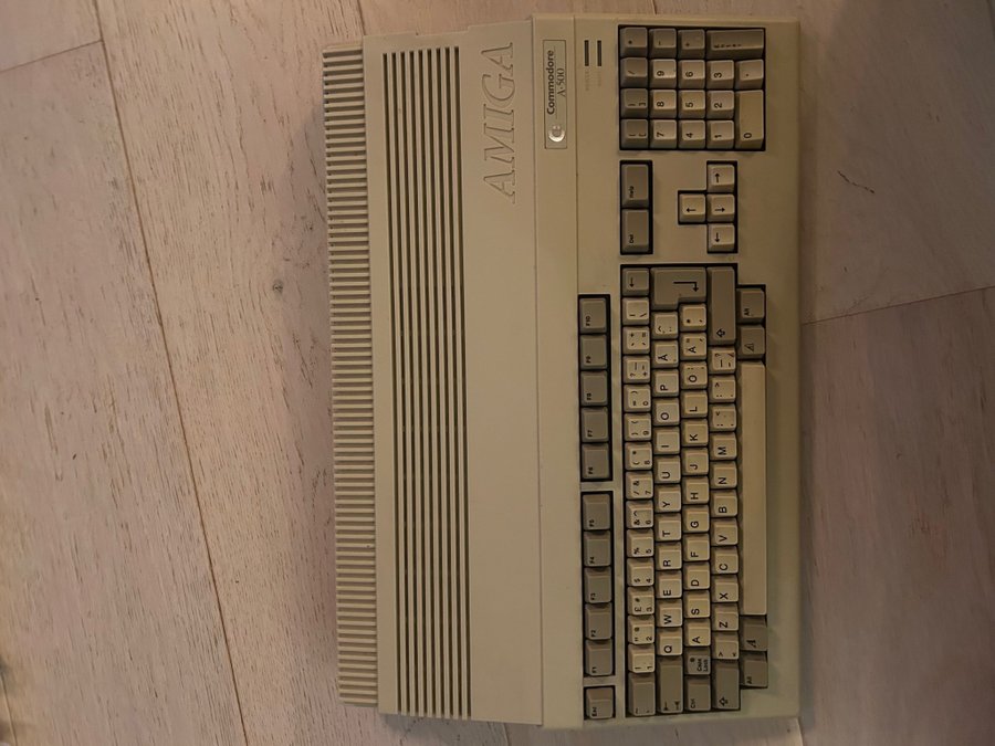 Se produkter som liknar Commodore Amiga 500 med tillb.. på Tradera ...
