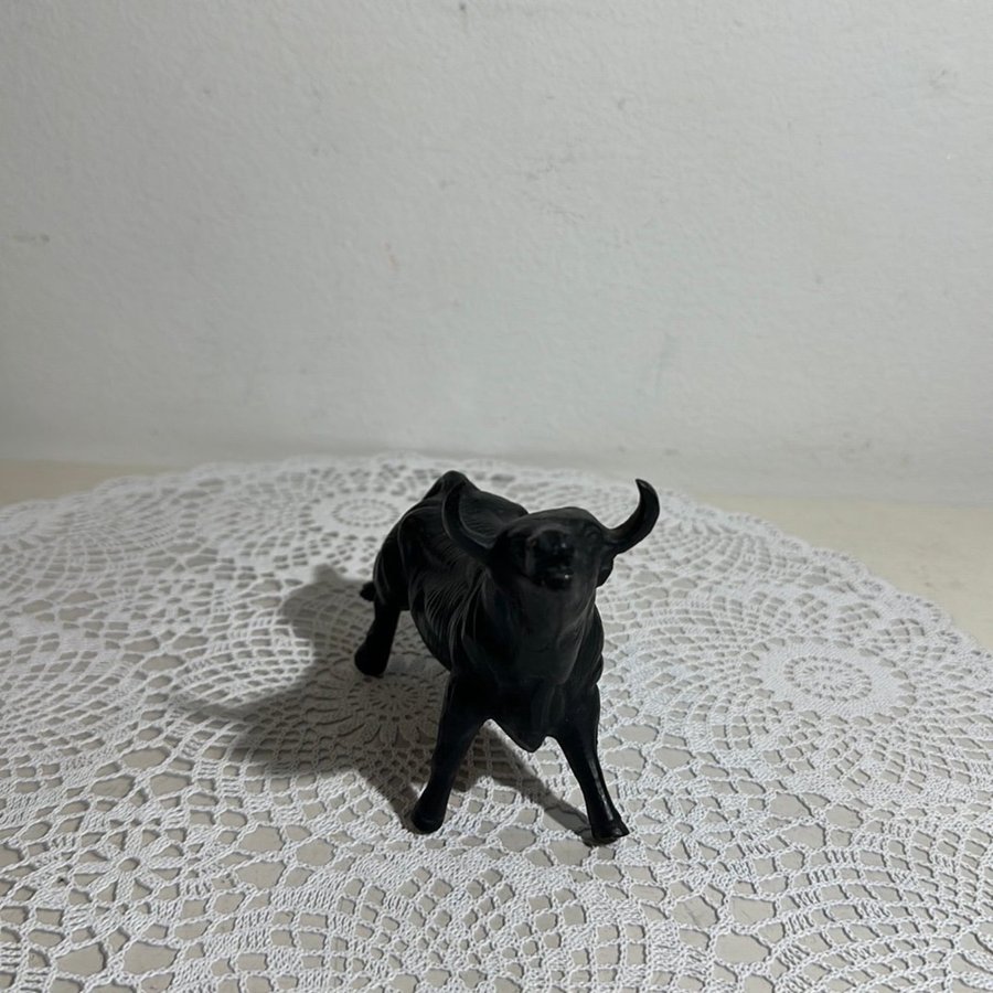 Svart tjurfigur i metall | Köp på Tradera (708074724)