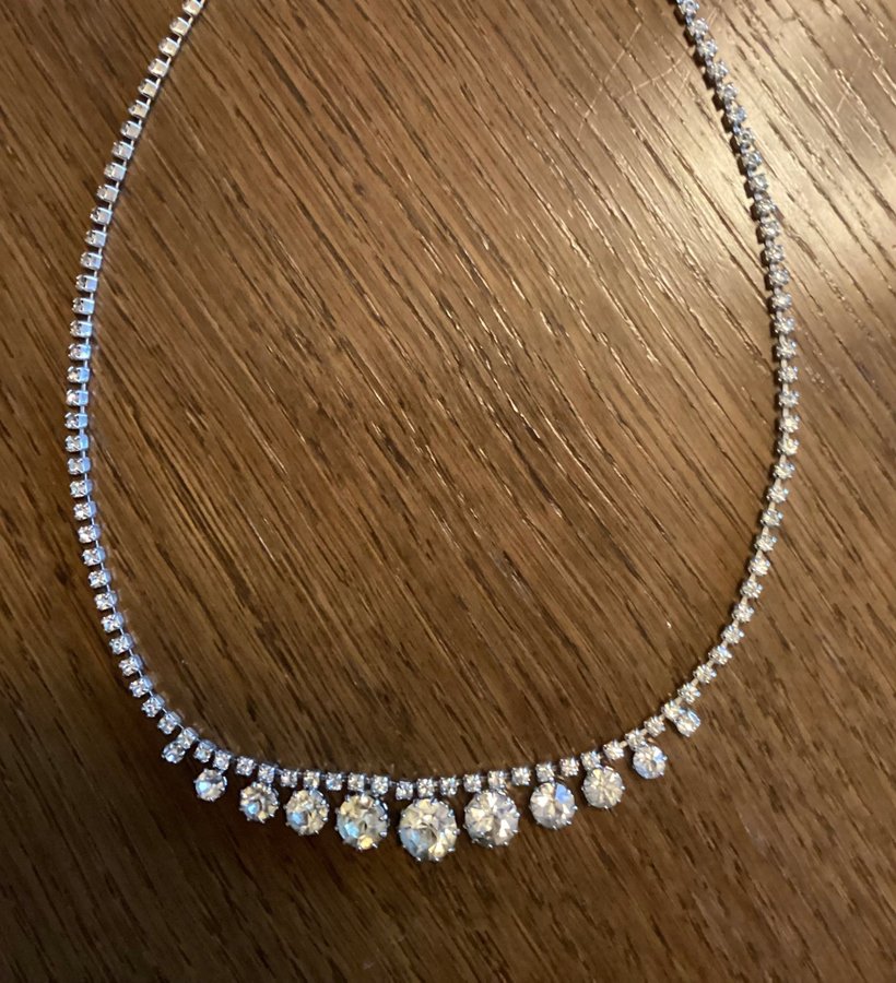 Halsband I Vitmetall Och Glaspärlor 42 Cm Långt Köp På Tradera