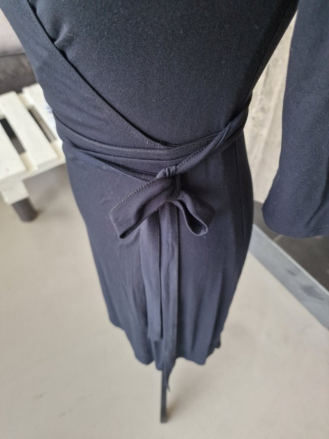 Omlottklänning från Gina Tricot! Som ny! | Köp på Tradera (711308345)