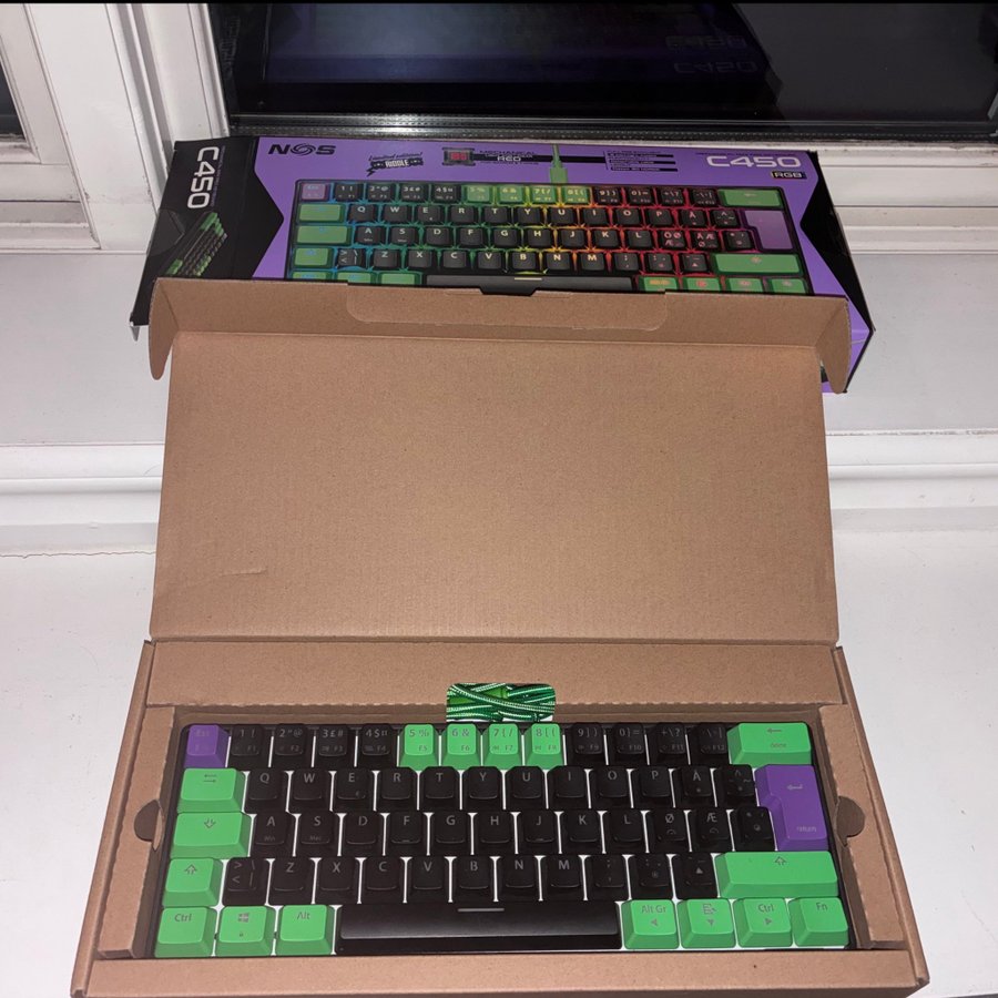 Se produkter som liknar NOS C450 RGB mekaniskt mini-t.. på Tradera ...