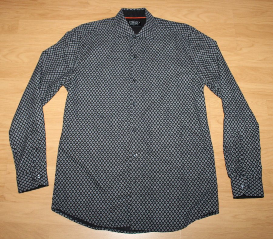 Se produkter som liknar 699:- Ny L Berns skjorta svar.. på Tradera ...