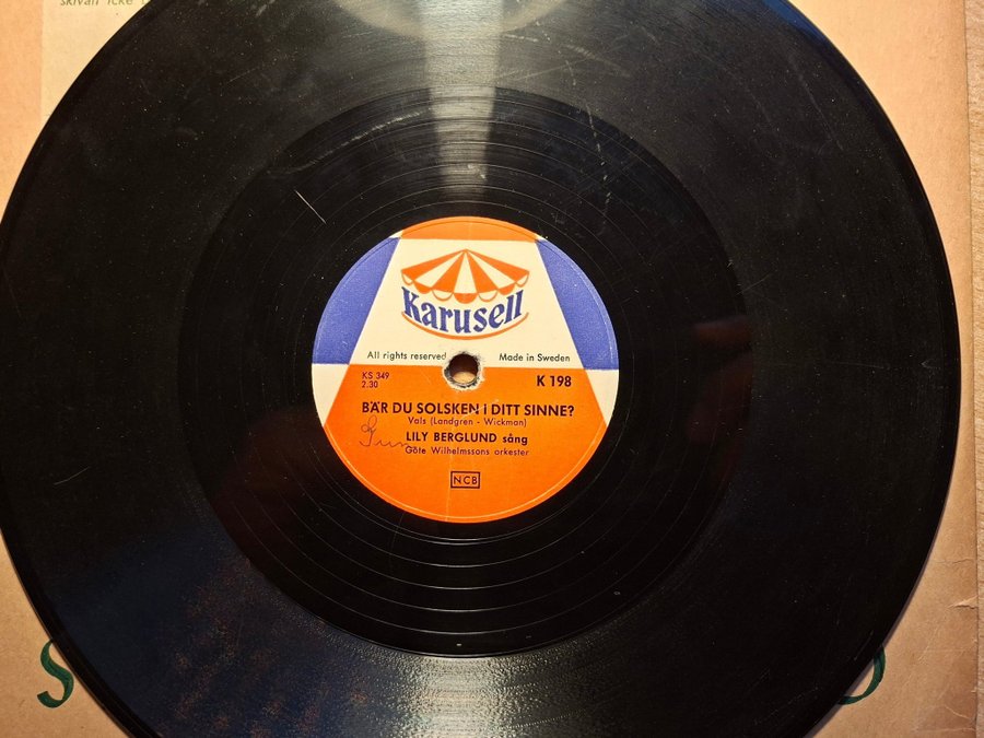 Lily Berglund. 1 st. 78 varvs Stenkaka. Karusel.. | Köp på Tradera ...