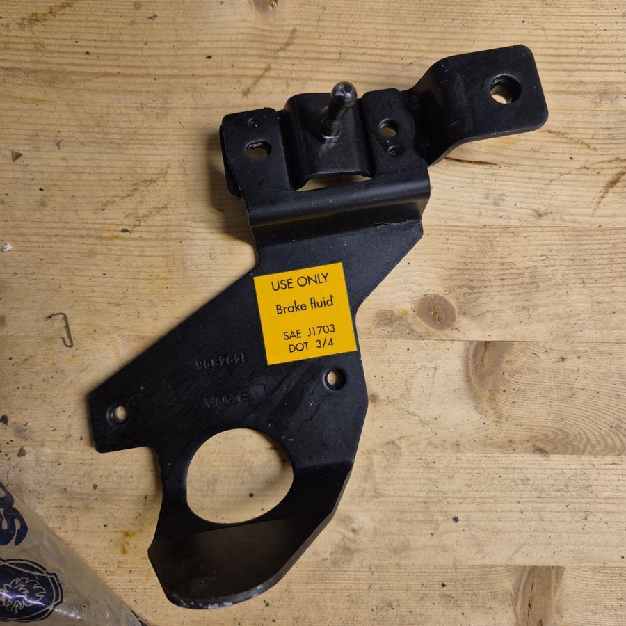 Scania Bromsvätskebehållare Fäste NOS | Köp på Tradera (710350598)