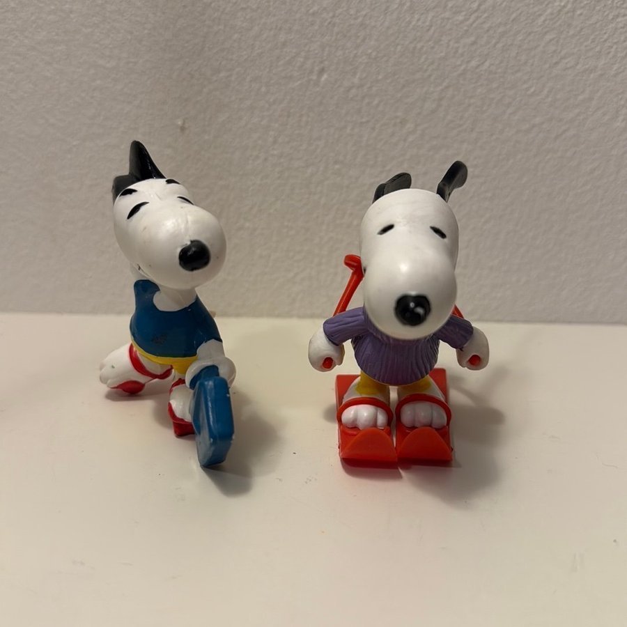 Se produkter som liknar 2 st Snoopy / Snobben Figurer.. på Tradera ...
