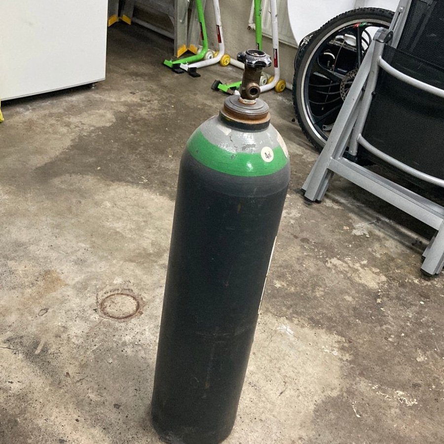 Se produkter som liknar Gasflaska 20 liter på Tradera (614100969)