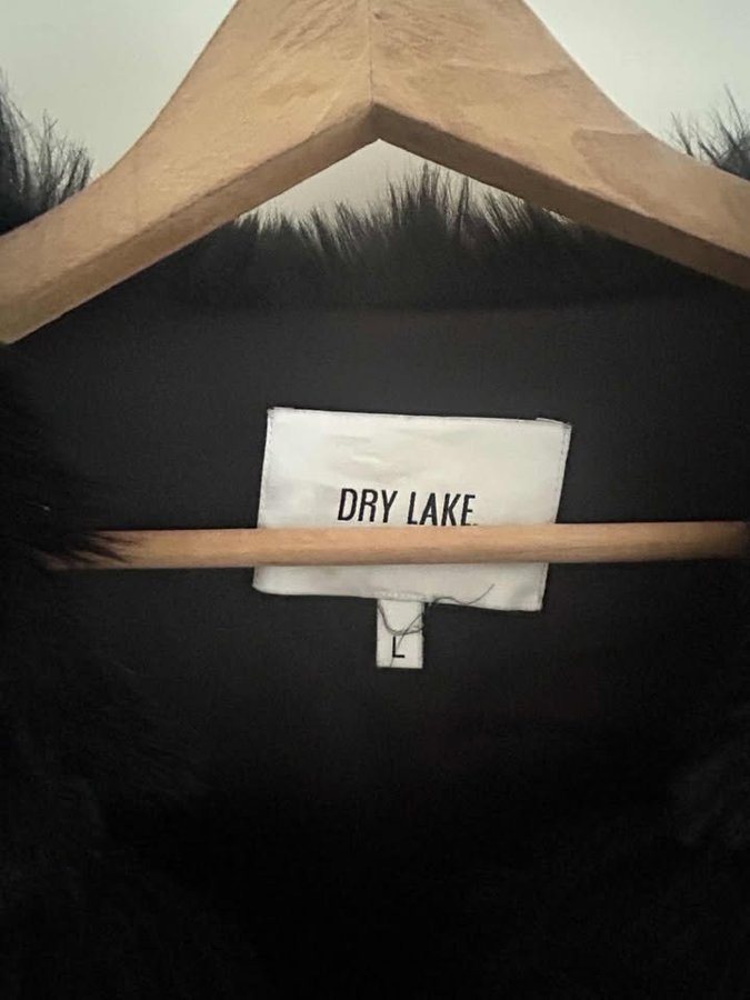 Dry Lake svart jacka, modell ”Bubble Mid Jacket” | Köp på Tradera ...