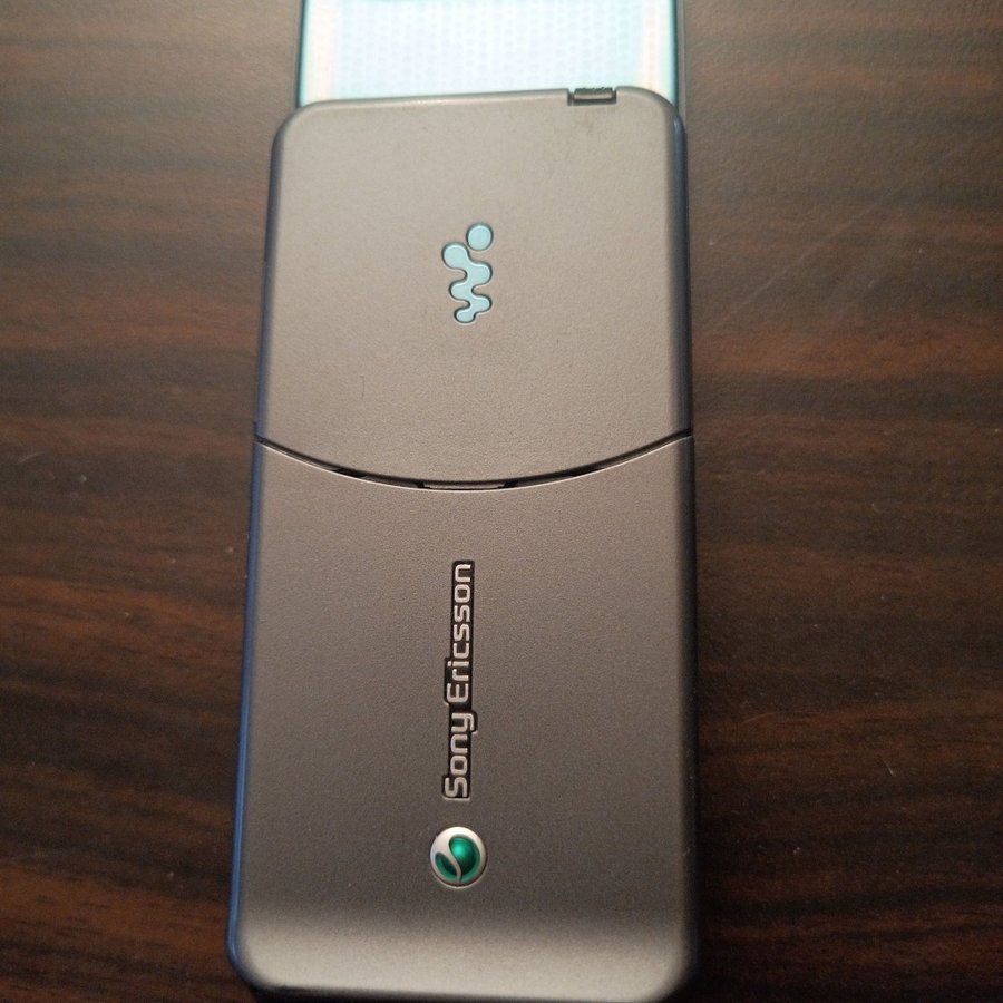 Se produkter som liknar Sony Ericsson W580i på Tradera (717739487)