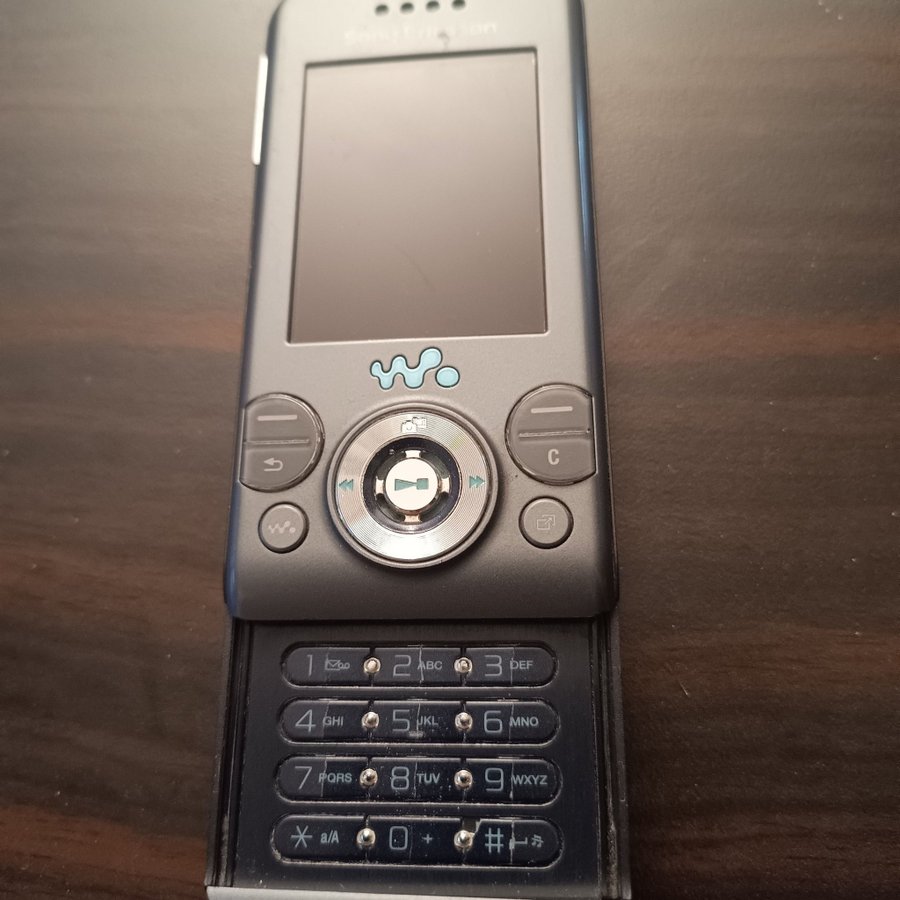 Se produkter som liknar Sony Ericsson W580i på Tradera (717739487)