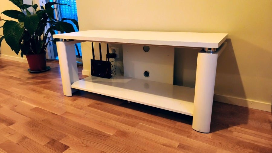 TV-bänk vit med hylla - TV stand, white color | Köp på Tradera (737659402)
