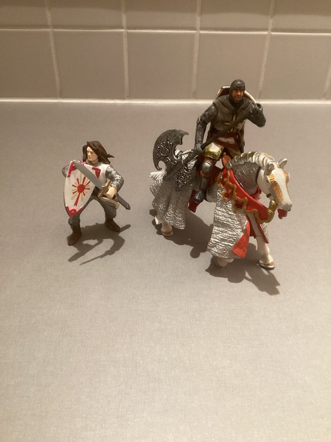 Se produkter som liknar 2 st riddare med häst på Tradera (694933133)