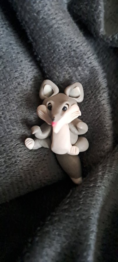 Go och glad Värmlands varg i broschformat | Köp på Tradera (713790171)