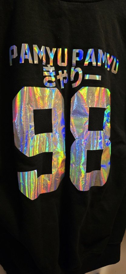 Svart tröja med holografiskt tryck ''PAMYU PAMY.. | Köp på Tradera ...
