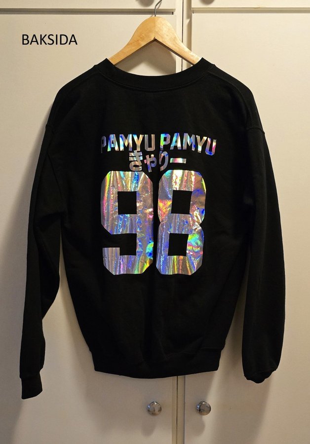 Svart tröja med holografiskt tryck ''PAMYU PAMY.. | Köp på Tradera ...