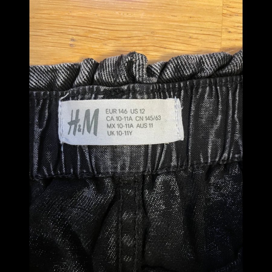 H&M svarta jeans, strl 146 | Köp på Tradera (703261597)