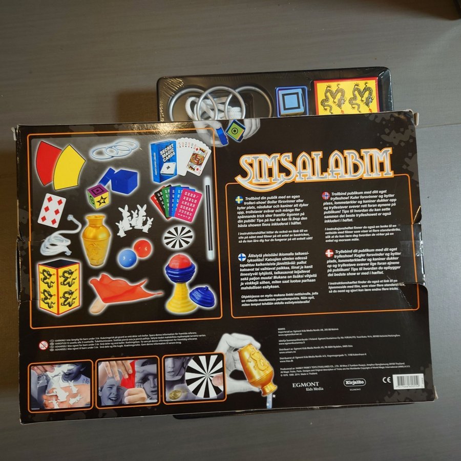 Se produkter som liknar Simsalabim 125 Trick Trolleri.. på Tradera ...