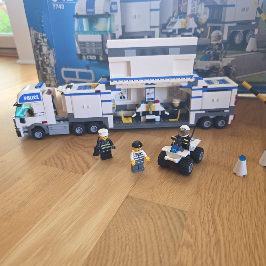 Se produkter som liknar Lego 7743 Polis lastbil Komma.. på Tradera ...