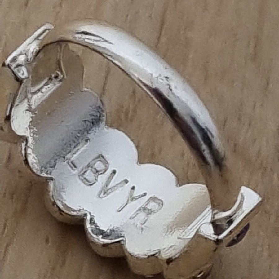 Se produkter som liknar Lbvyr halsband och lbvyr ring på Tradera ...