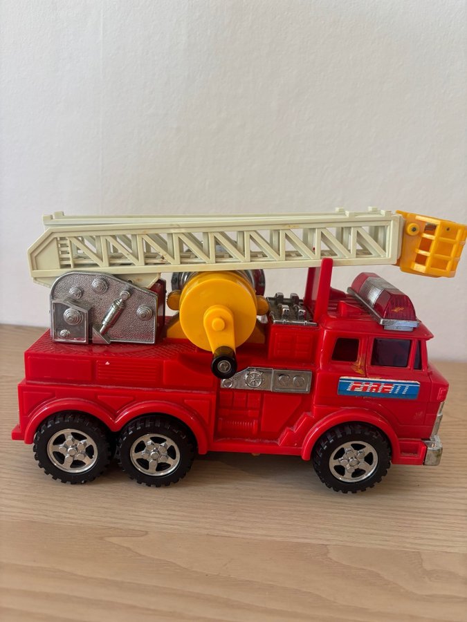 Vintage brandbil leksak med utdragbar stege - F.. | Köp på Tradera ...