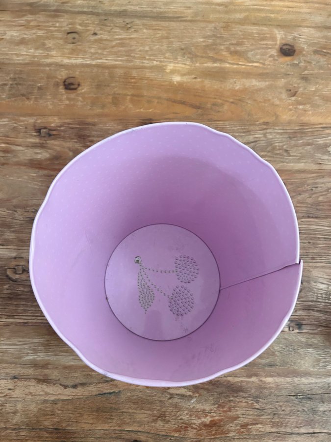 Top Model Papperskorg i plåt - rosa | Köp på Tradera (712227401)