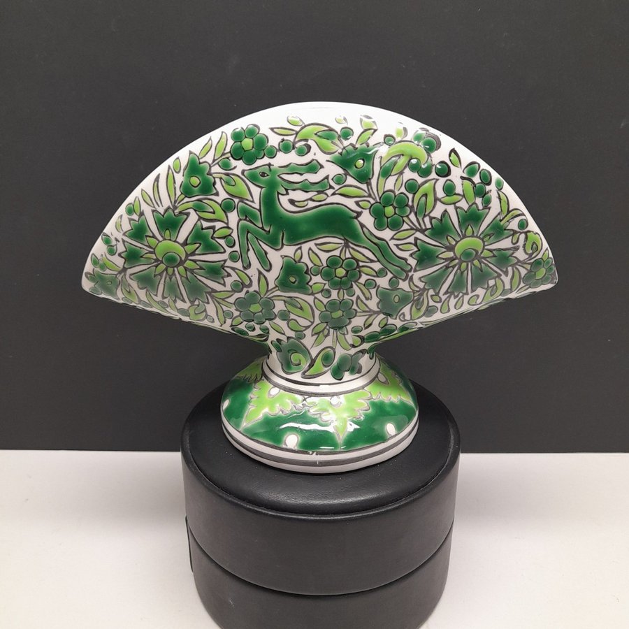 Se produkter som liknar Två vaser, Aris och Dakas Rho.. på Tradera ...