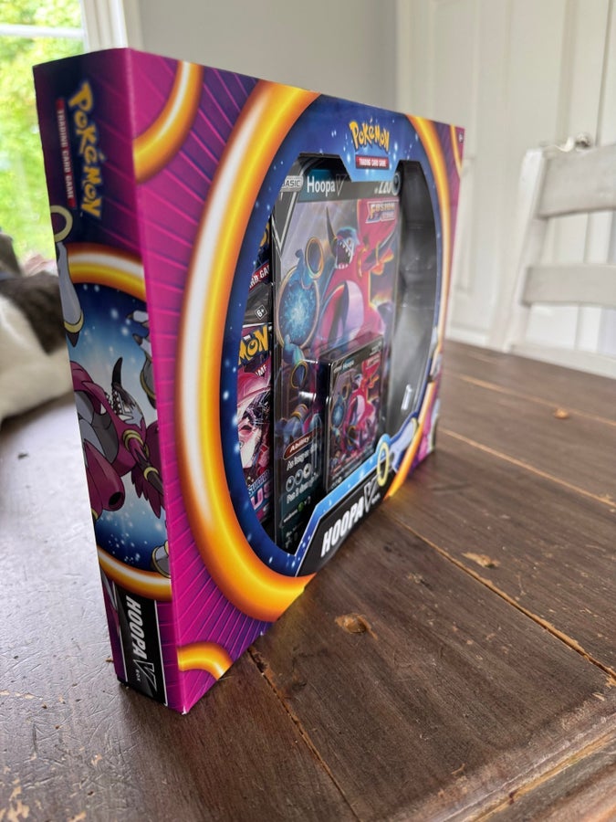 Pokémon TCG: Hoopa V Box | Köp på Tradera (713974156)