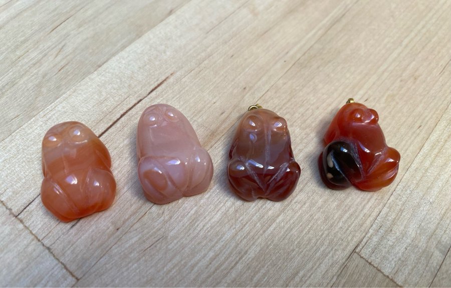 4 små härliga hängen i form av grodor i sten/ l.. | Köp på Tradera ...