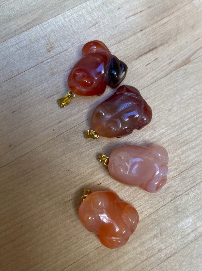 4 små härliga hängen i form av grodor i sten/ l.. | Köp på Tradera ...