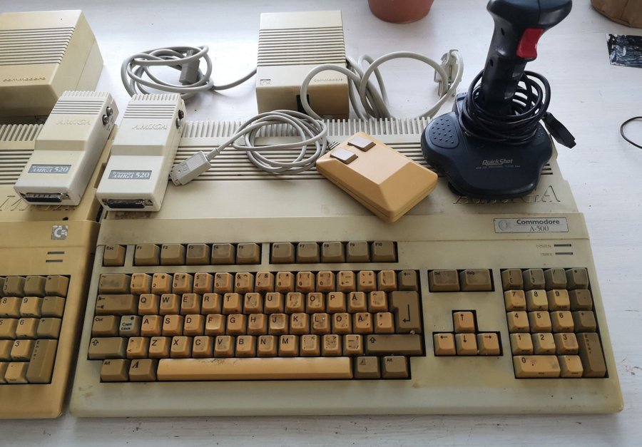 Commodore Amiga 500 - Två datorer | Köp på Tradera (698893681)