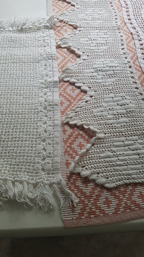 Två dukar och en gardinkappa, virkade. | Köp på Tradera (702346612)