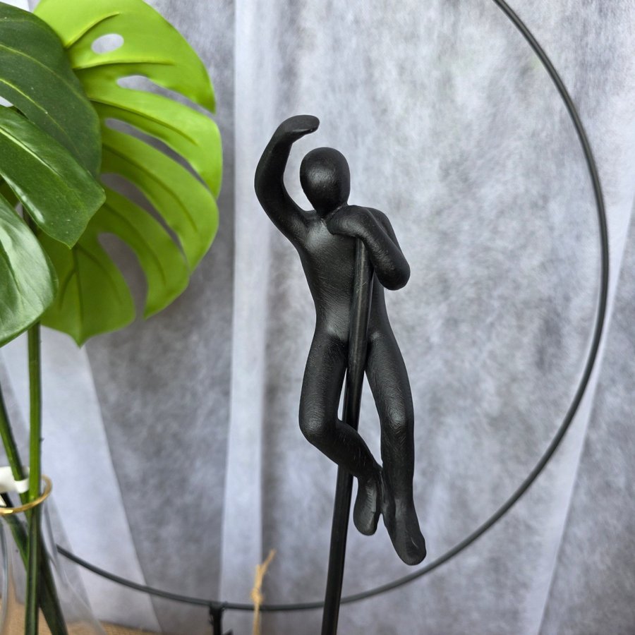 Dekorativ Skulptur - Man på Stolpe | Köp på Tradera (714126727)