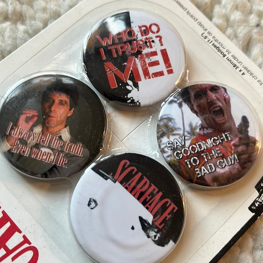 Se produkter som liknar Scarface Badge Pack / Pins / .. på Tradera ...