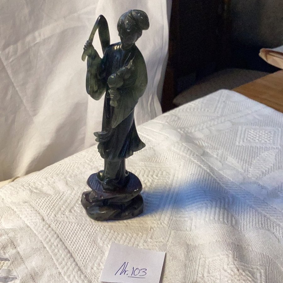 En utskuren kvinna i jade eller onyx? Orientali.. | Köp på Tradera ...