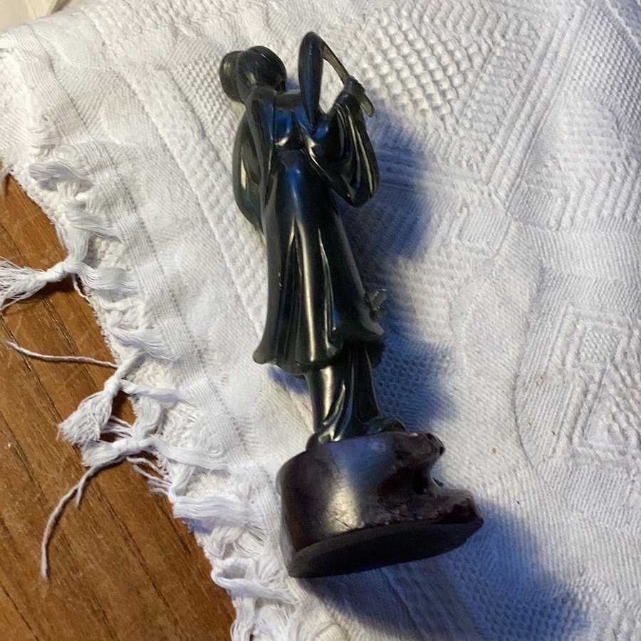 Se produkter som liknar En utskuren kvinna i jade ell.. på Tradera ...