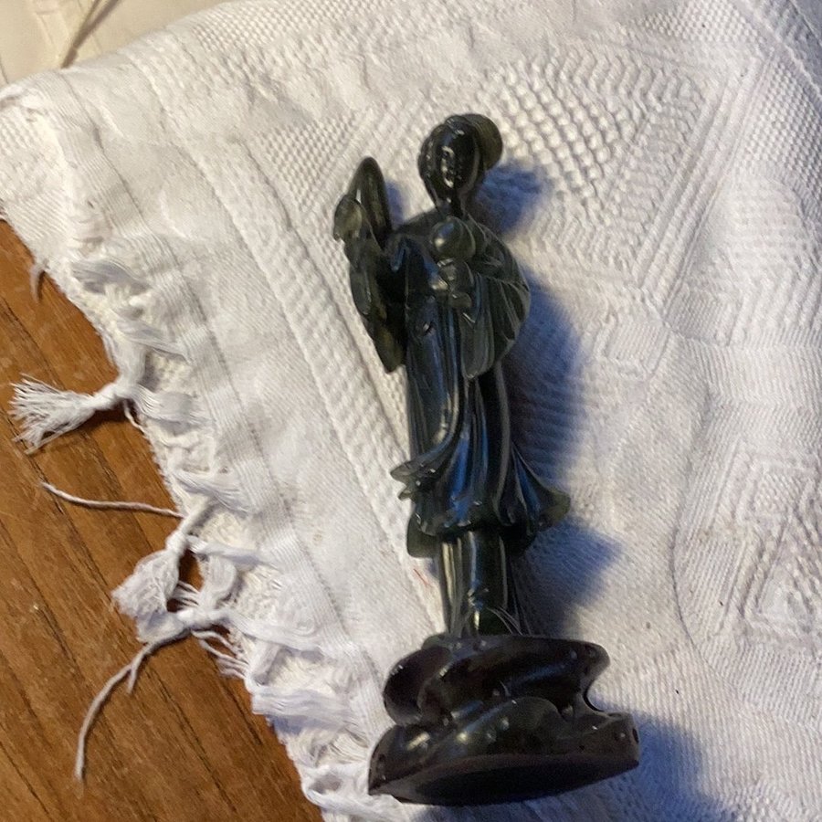 En utskuren kvinna i jade eller onyx? Orientali.. | Köp på Tradera ...