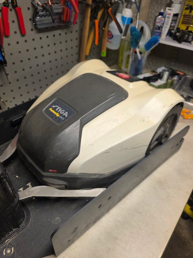 Robotgräsklippare Stiga Autoclip 230 S | Köp på Tradera (734457631)