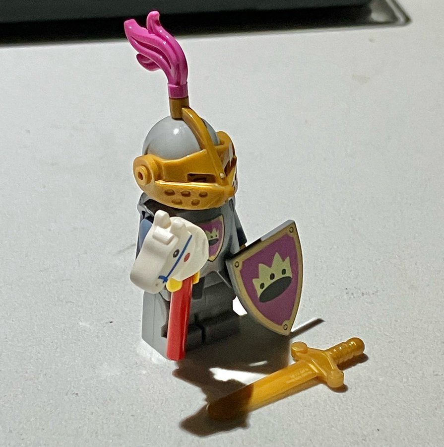 Se produkter som liknar LEGO - CMF riddare med käpphä.. på Tradera ...