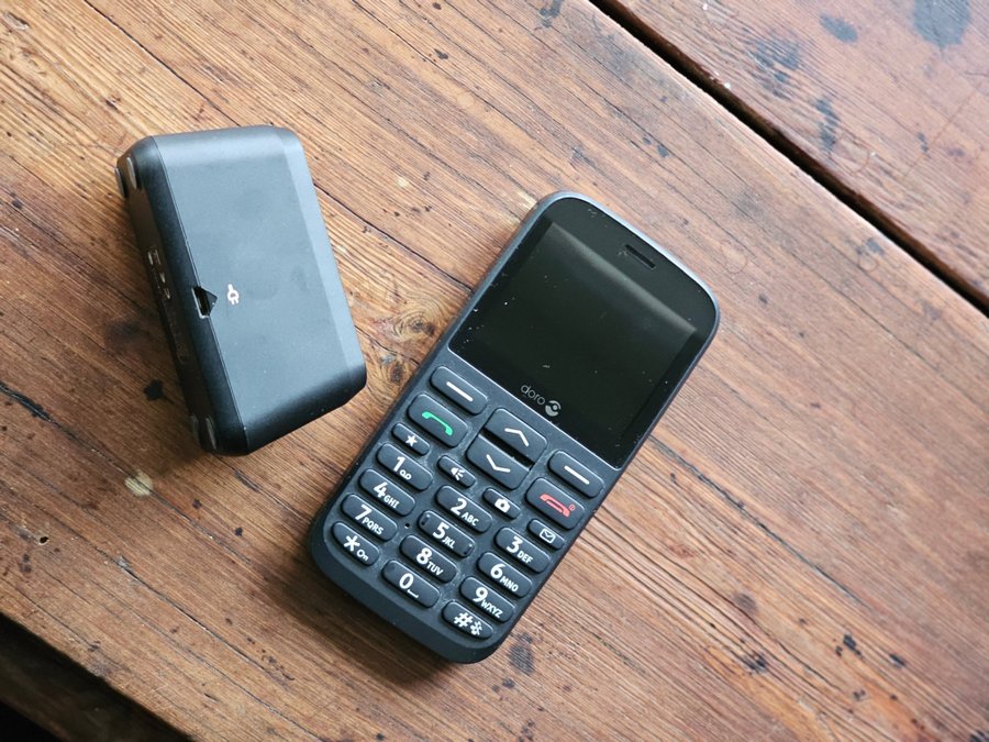 Doro 1372 Mobiltelefon och laddställ | Köp på Tradera (690605470)