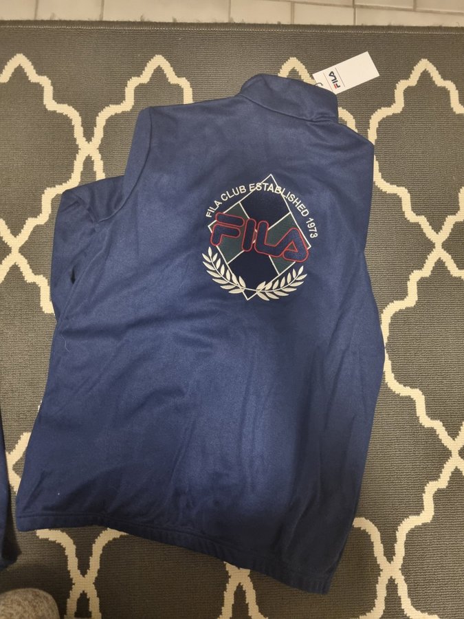 Dress från Fila storlek 170/176 på jackan och 1.. | Köp på Tradera (704170999)